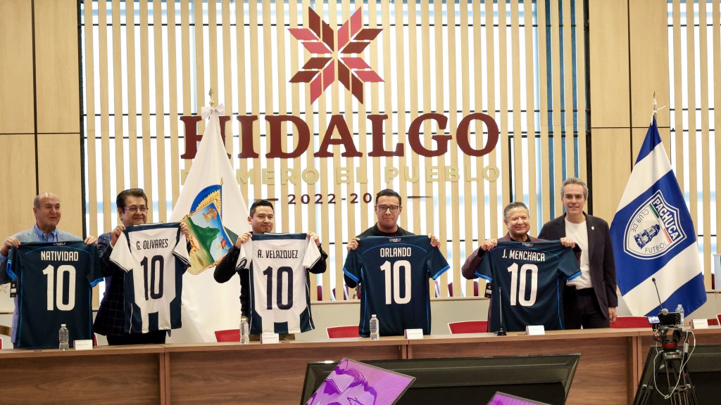 Presentan Tuzos del Pachuca sus trofeos 2024 al gobernador de Hidalgo