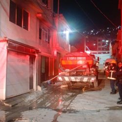 Rescatan bomberos hombre atrapado en incendio